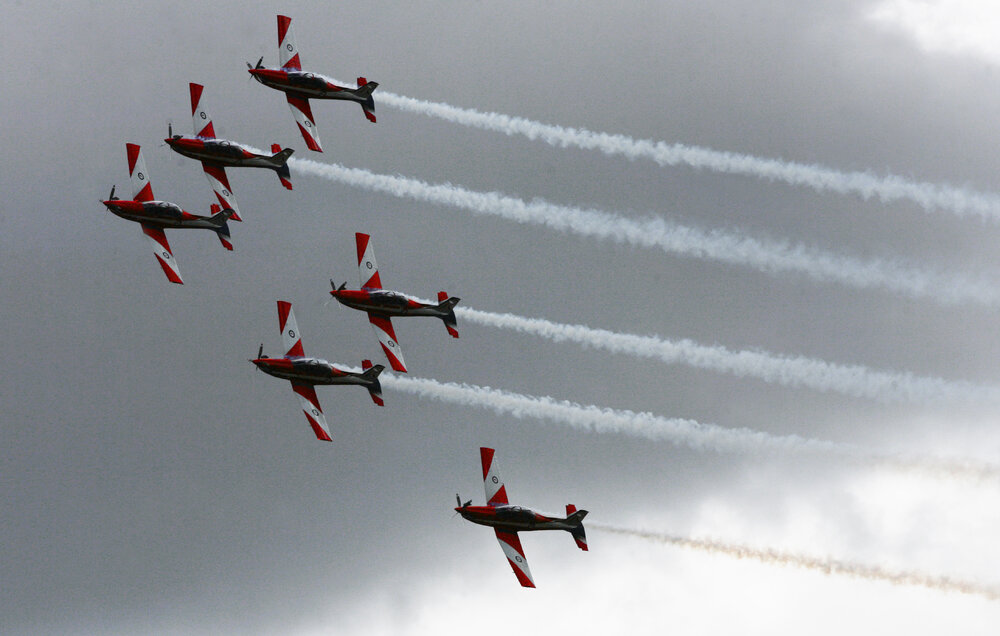 RAAF Roulettes performing aerobatic displays for Ipswich State High ...