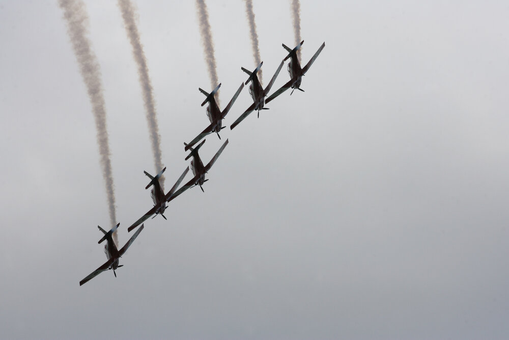 RAAF Roulettes performing aerobatic displays for Ipswich State High ...