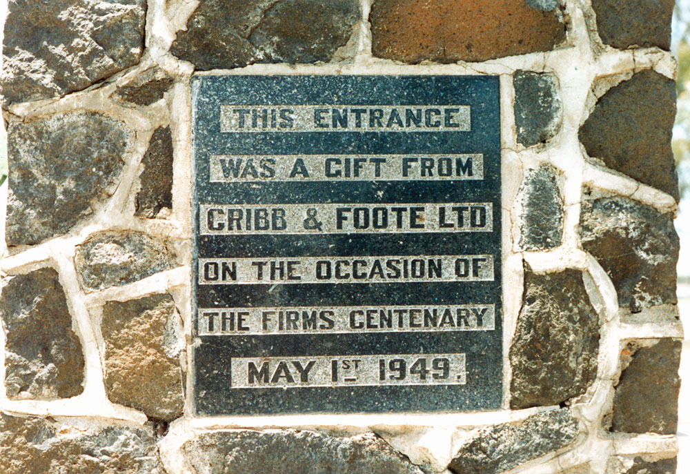 Cribb & Foote memorial gates plaque, 133 Chermside Road, East Ipswich ...