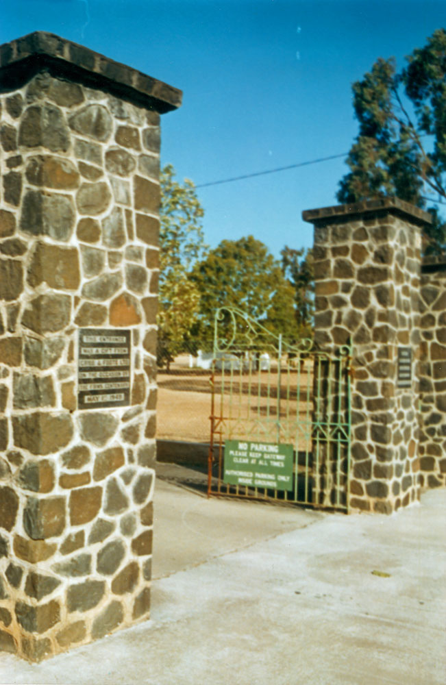 Cribb & Foote Memorial gates at 133 Chermside Road, East Ipswich, 1991 ...